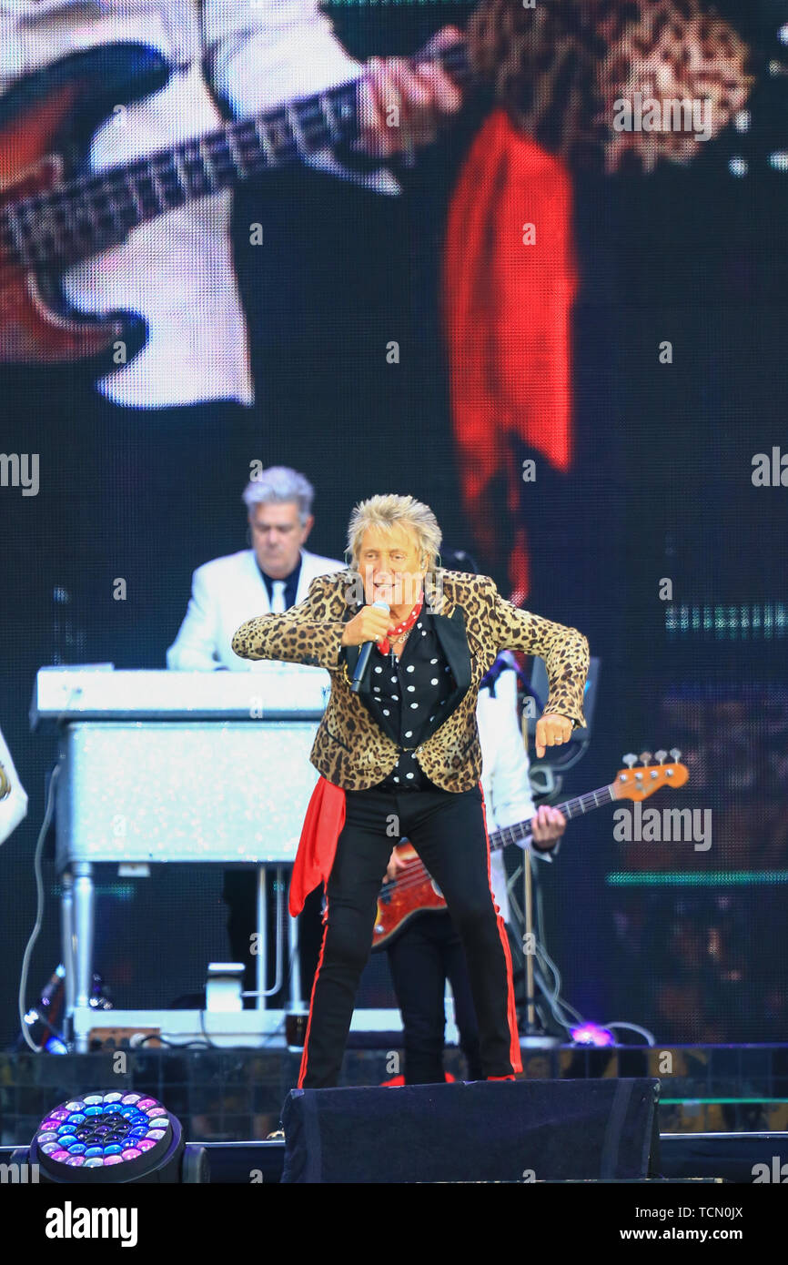 Pop star rod stewart in hi-res stock photography and images - Alamy