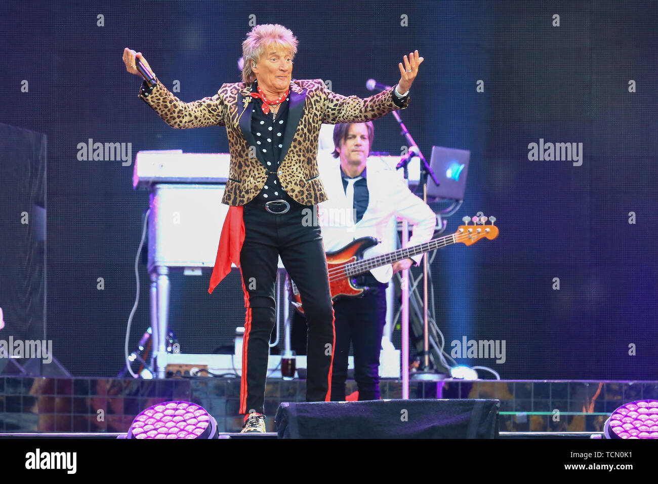 Wolverhampton, UK. 8th June, 2019. Legendary rock star Rod Stewart ...