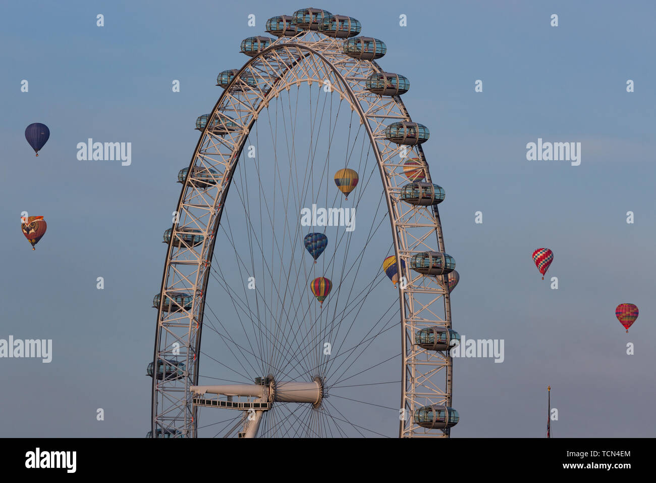 Lord mayor of londons hot air balloon regatta hi-res stock photography ...