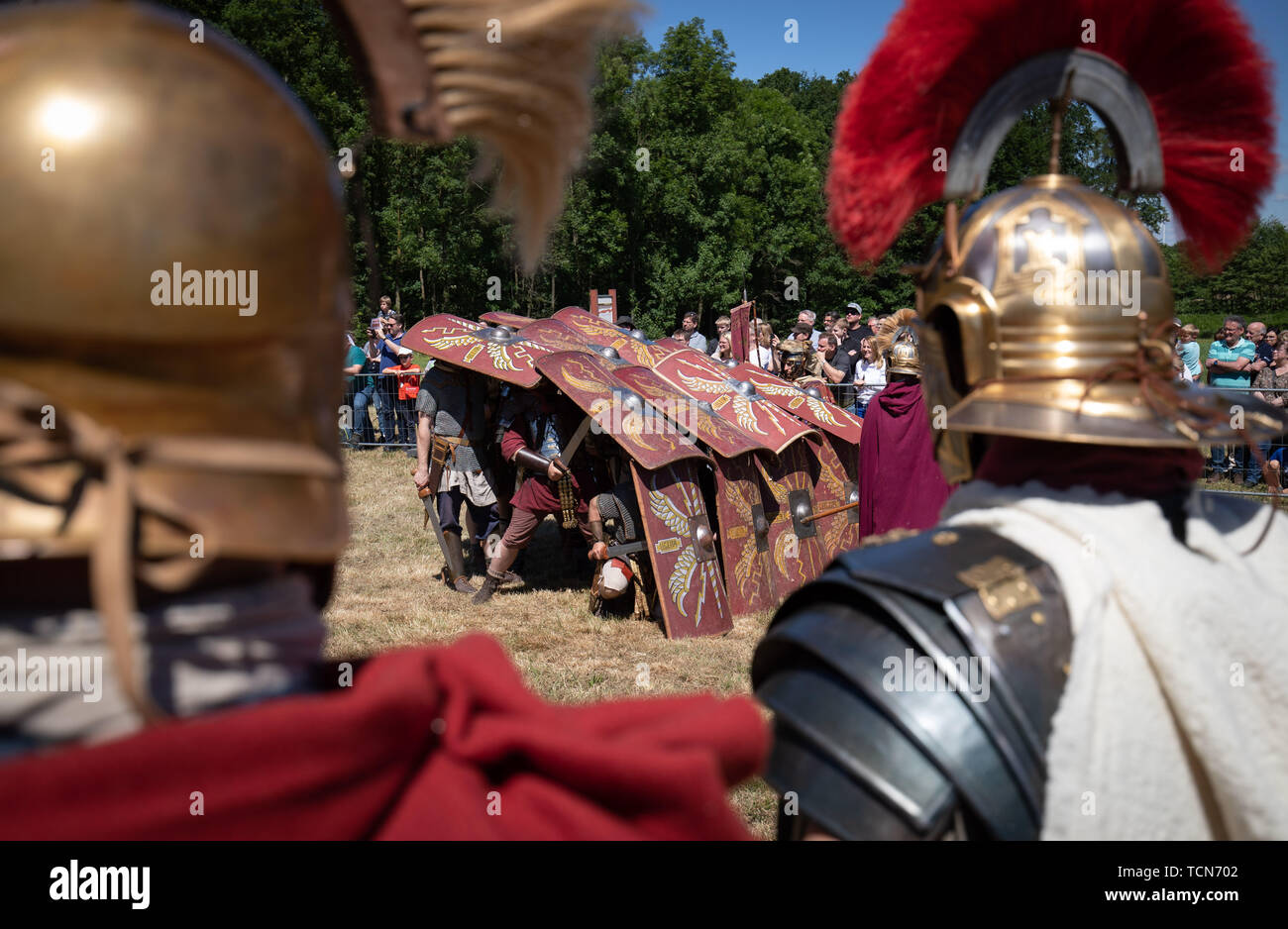 Bramsche, Germany. 09th June, 2019. Roman actors form a turtle ...