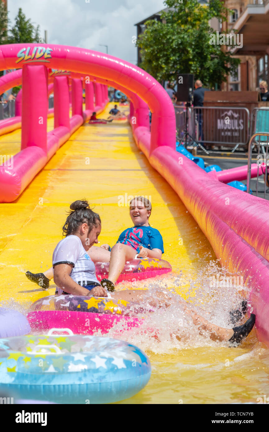 Bournemouth, Dorset, UK. 9th June 2019. Thrill seekers take turns to ...