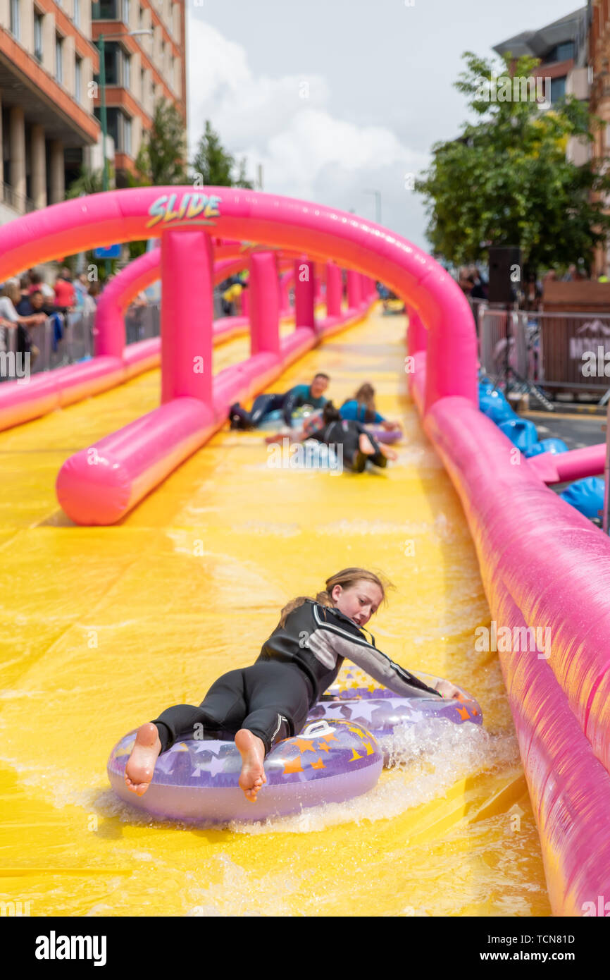 Bournemouth, Dorset, UK. 9th June 2019. Thrill seekers take turns to ...