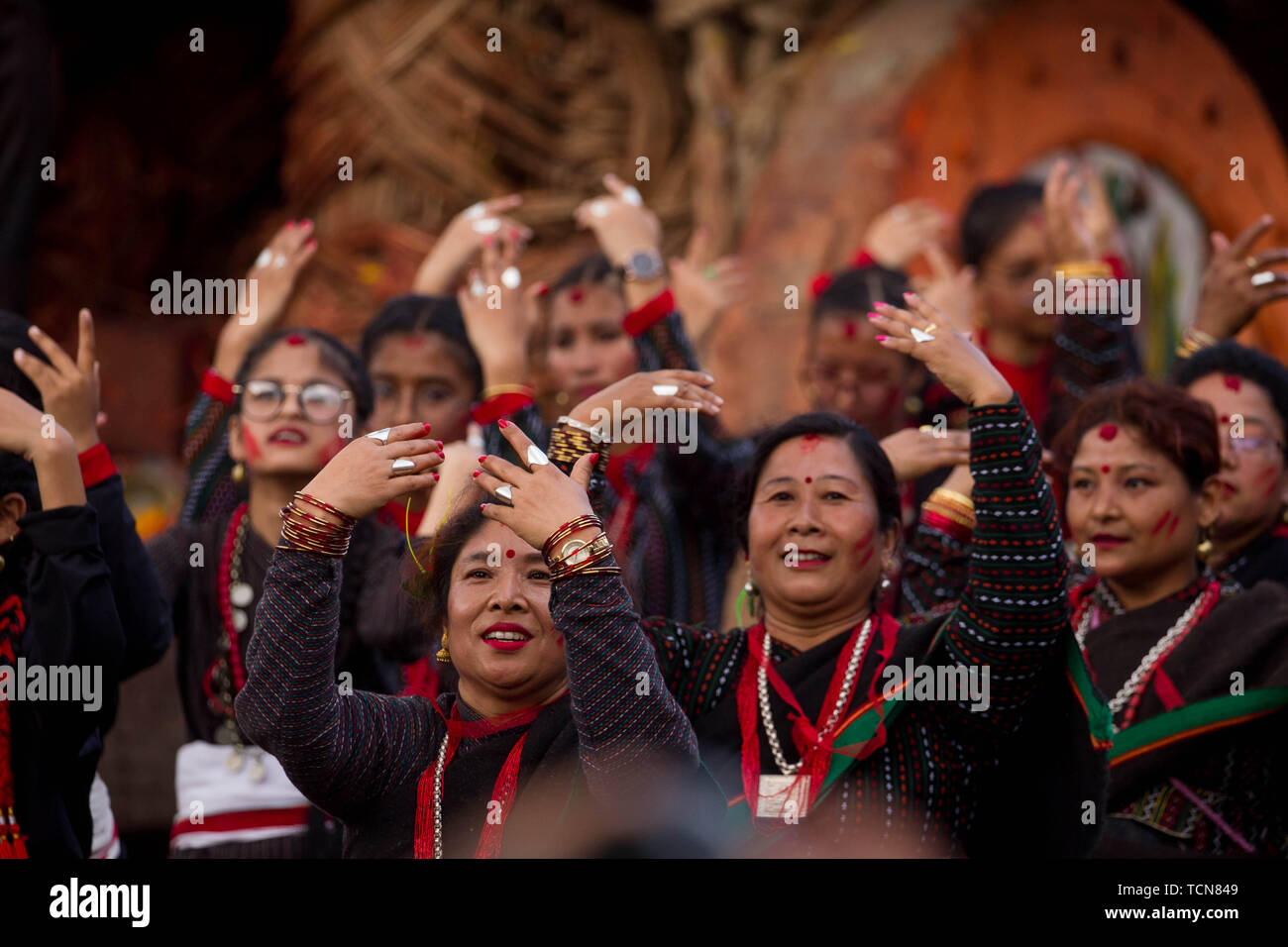 (190609) -- LALITPUR, June 9, 2019 (Xinhua) -- Performers dance during ...