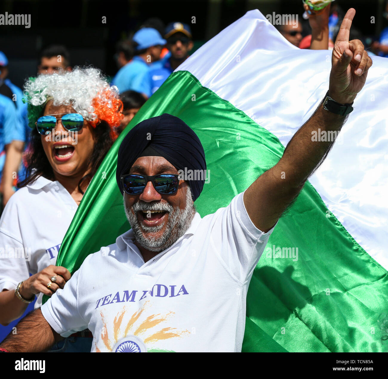 Cricket fans cheer hi-res stock photography and images - Alamy