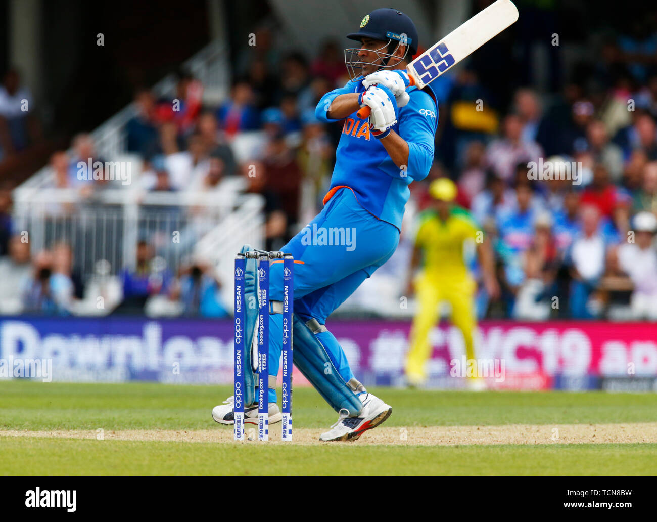 Ms dhoni with world cup hi-res stock photography and images - Alamy