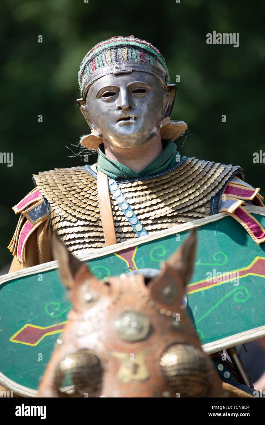 Bramsche, Germany. 09th June, 2019. A Roman actor with mask and shield ...