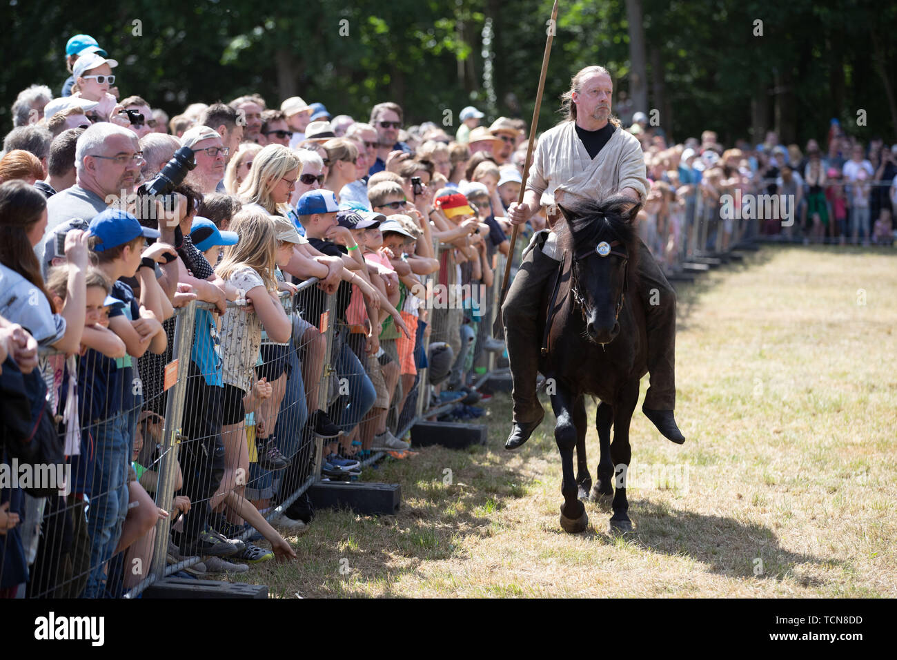 Bramsche, Germany. 09th June, 2019. A Germanic actor rides past ...
