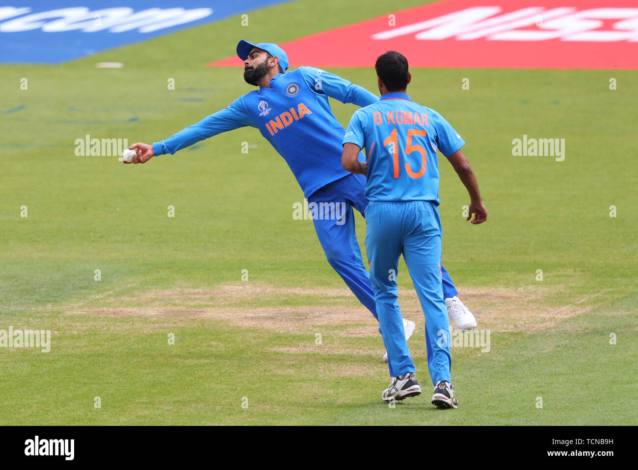 Cricket fielder throws the ball hi-res stock photography and images - Alamy