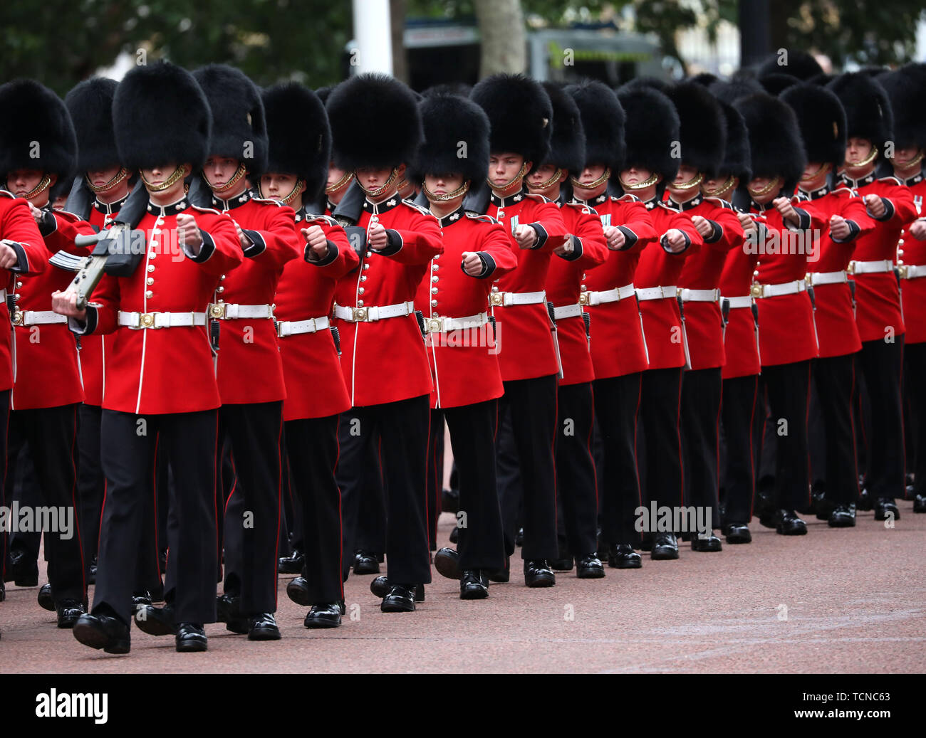 Soldiers on their way to Horse Guards Parade at the Trooping of the ...