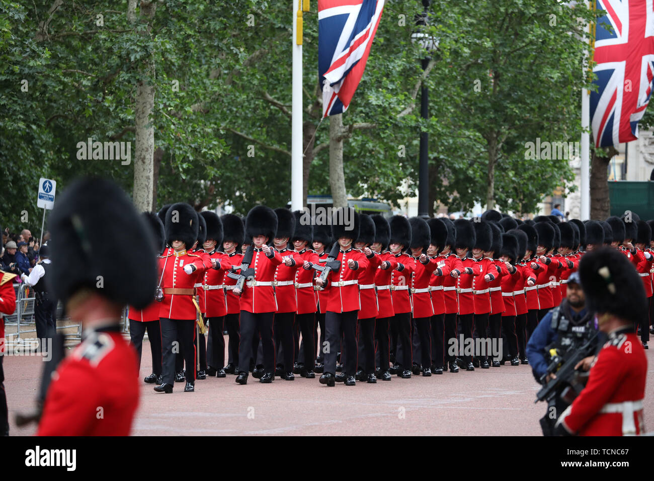 Grenadier Guards make their way up The Mall at the Trooping of the ...