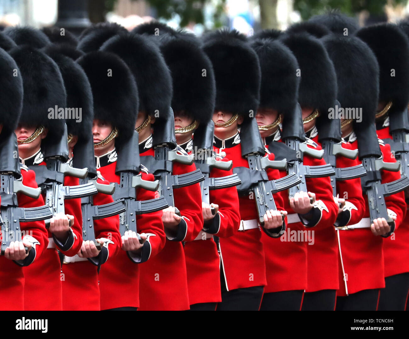Soldiers make their way to Horse Guards Parade at the Trooping of the ...