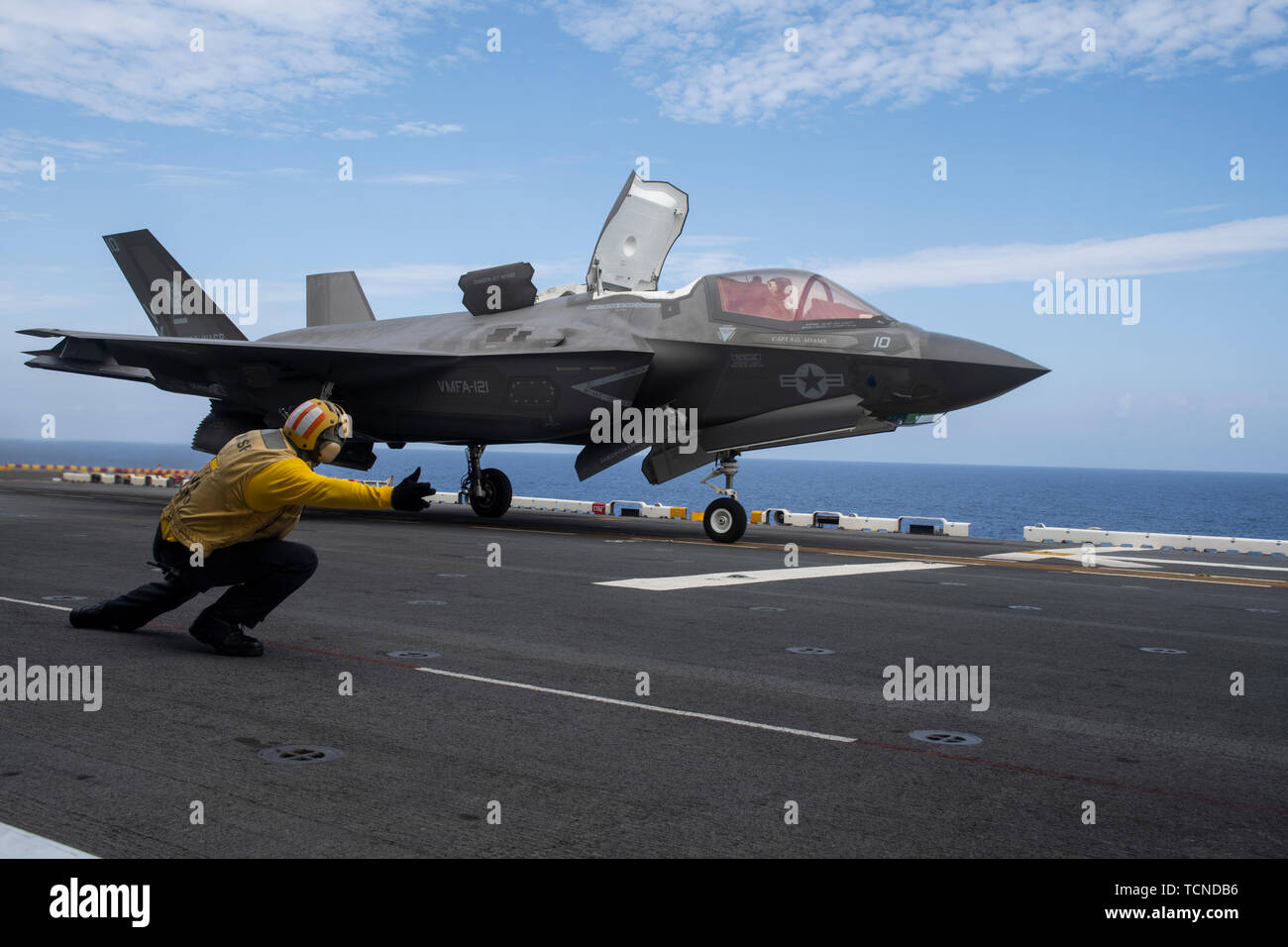 190604-M-XM144-089 PHILIPPINE SEA (June 4, 2019) An F-35B Lightning II ...
