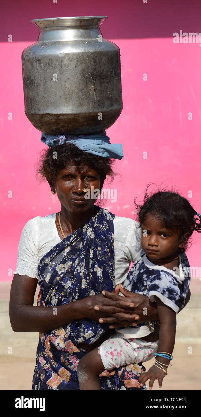 Carrying water on her head hi-res stock photography and images - Alamy
