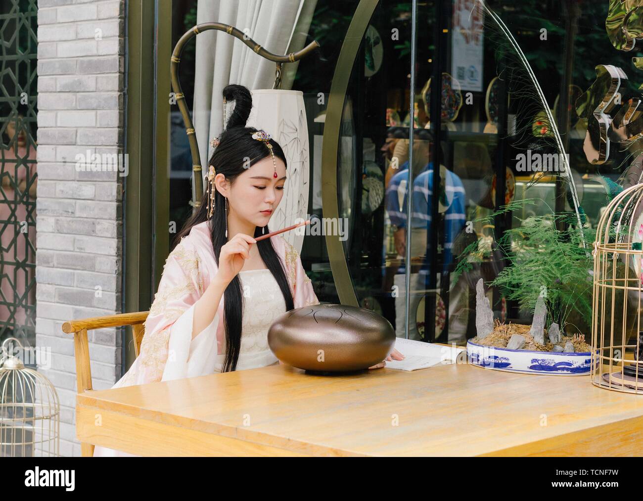 Wide and narrow alley hi-res stock photography and images - Alamy