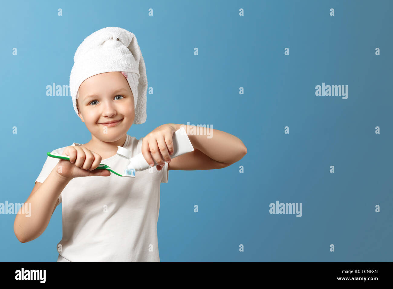 Child and toothpaste hi-res stock photography and images - Alamy