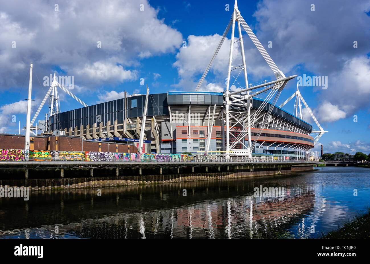 Principality stadium roof hi-res stock photography and images - Alamy