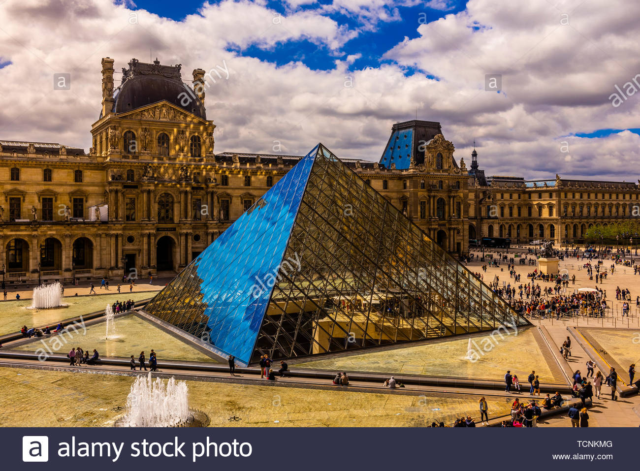 The Pyramid By I M Pei Architect Stock Photos & The Pyramid By I M Pei ...