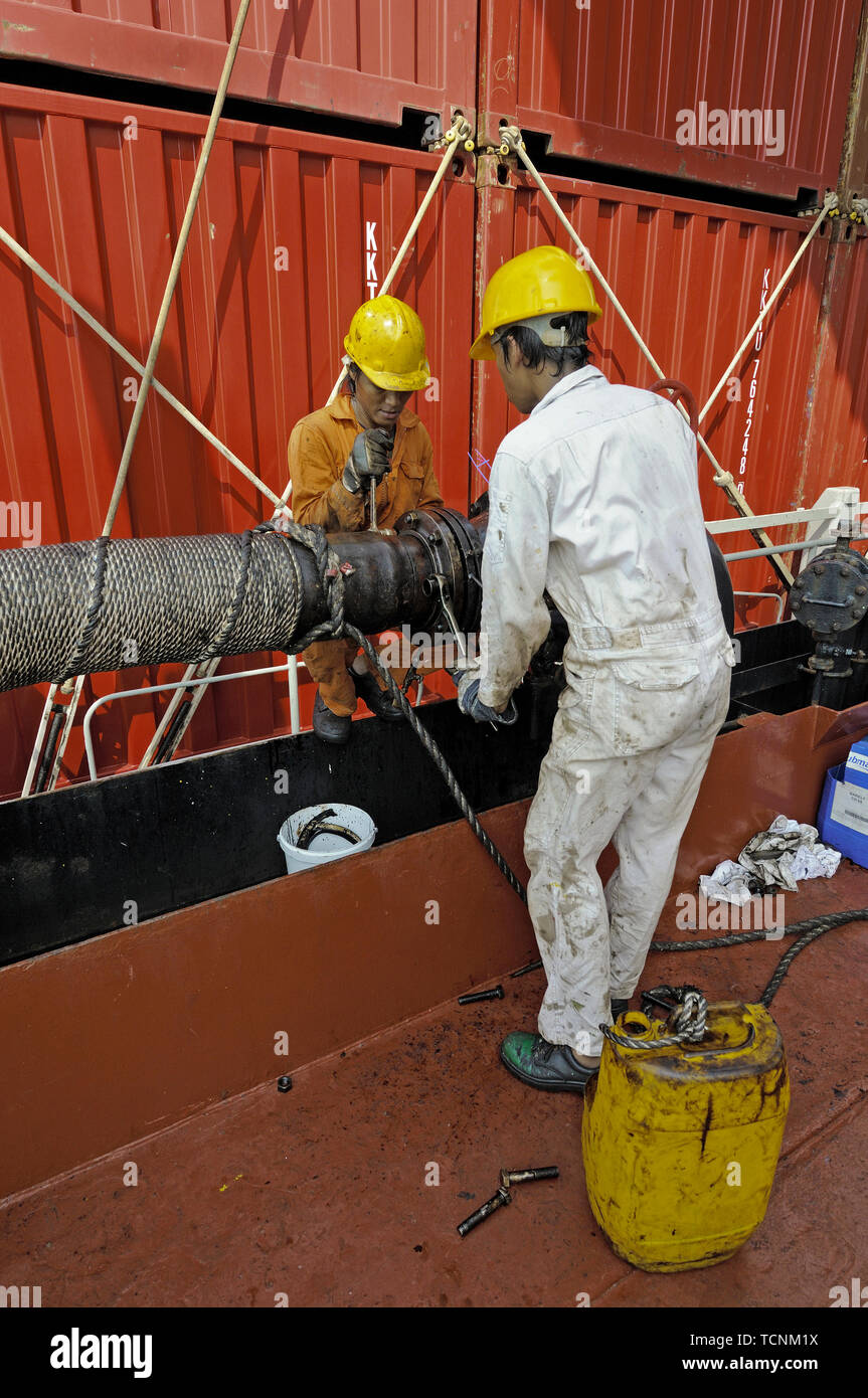 Bunker barge hi-res stock photography and images - Alamy