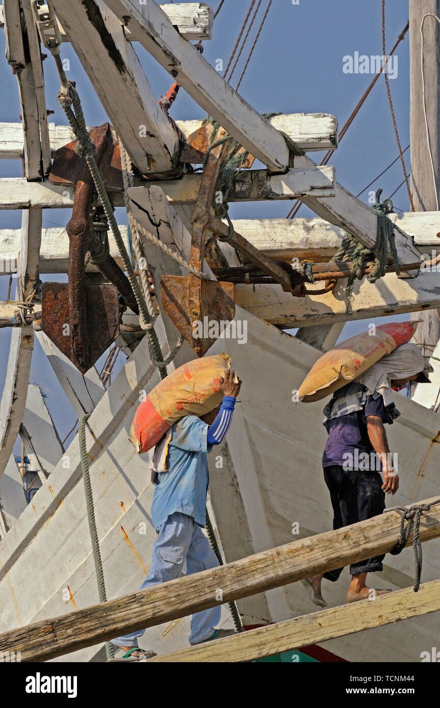 jakarta sunda kelapa port, indonesia - 2010.05.19: port workers ...