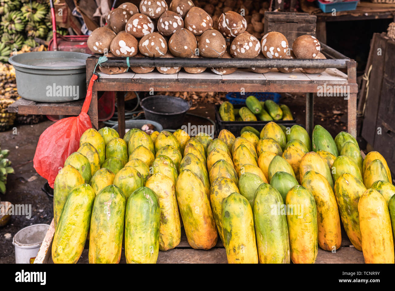 Indonesia papaya fruit market hi-res stock photography and images - Alamy
