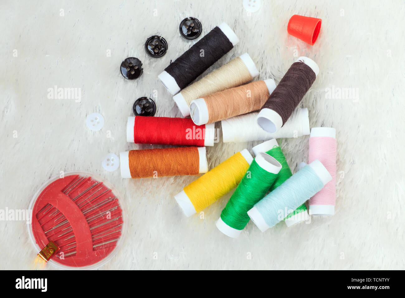 A needle and thread used to sew clothes Stock Photo - Alamy