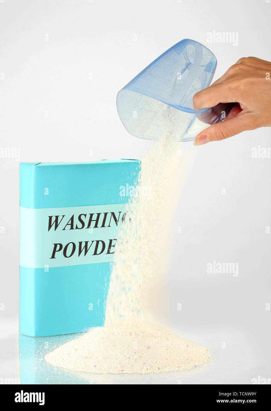 Woman box of laundry powder hi-res stock photography and images - Alamy