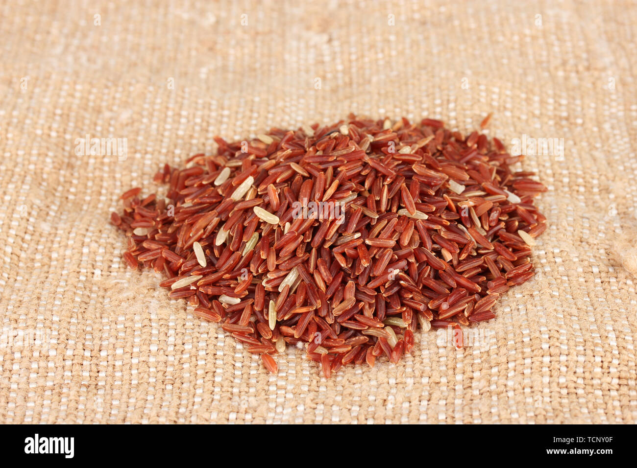 red brown rice on sacking Stock Photo - Alamy