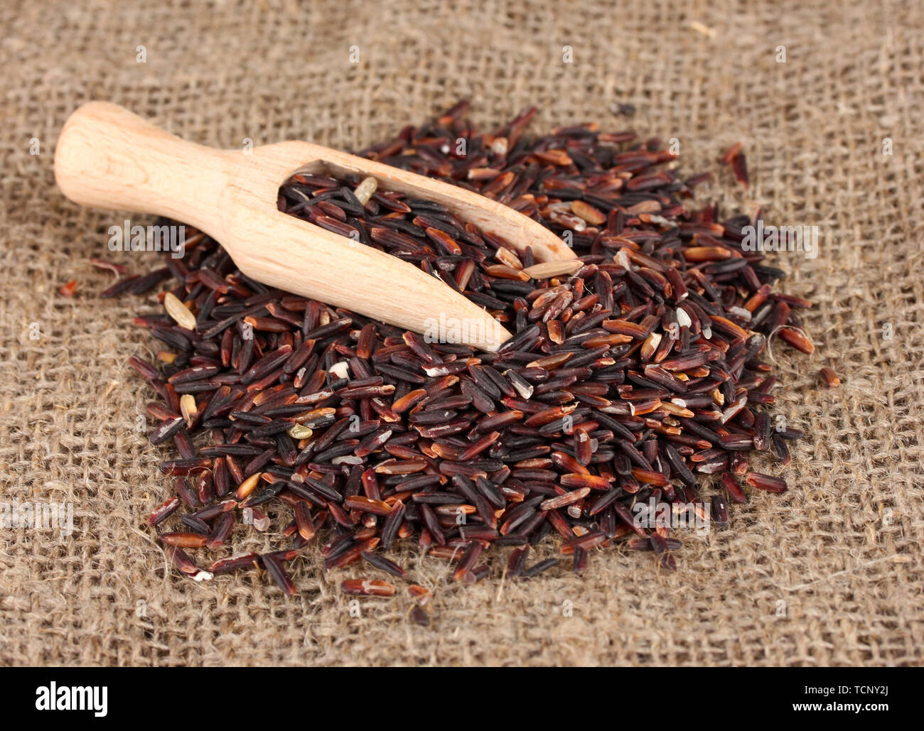 black rice in wooden scoop on bamboo mat Stock Photo - Alamy