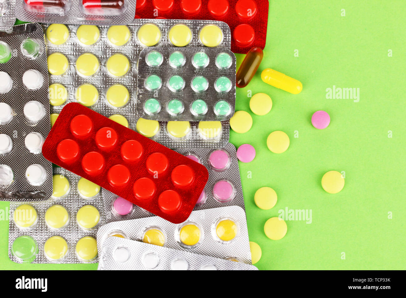 Red and green capsules in blister pack hi-res stock photography and ...