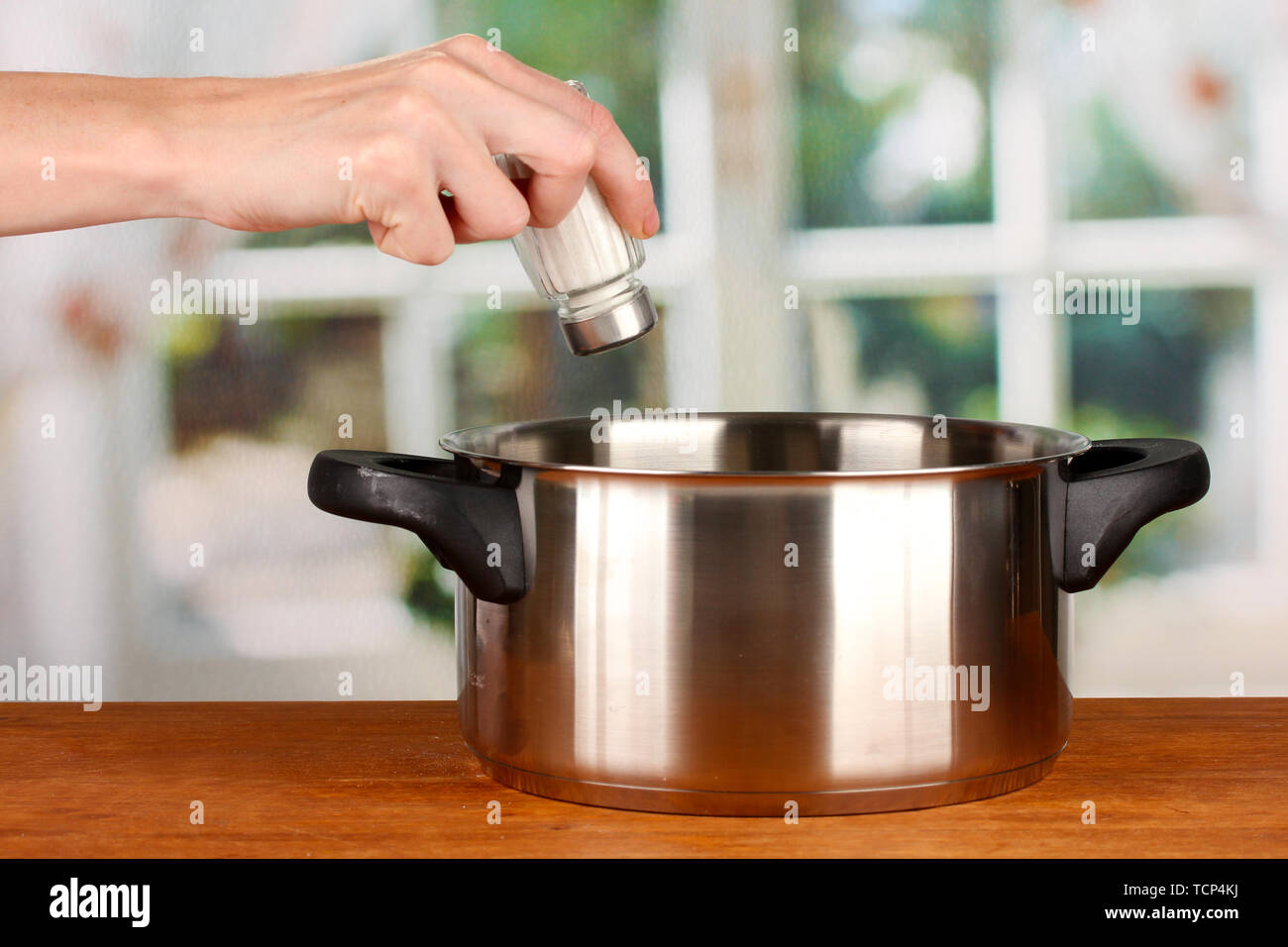 Using salt shaker hi-res stock photography and images - Alamy