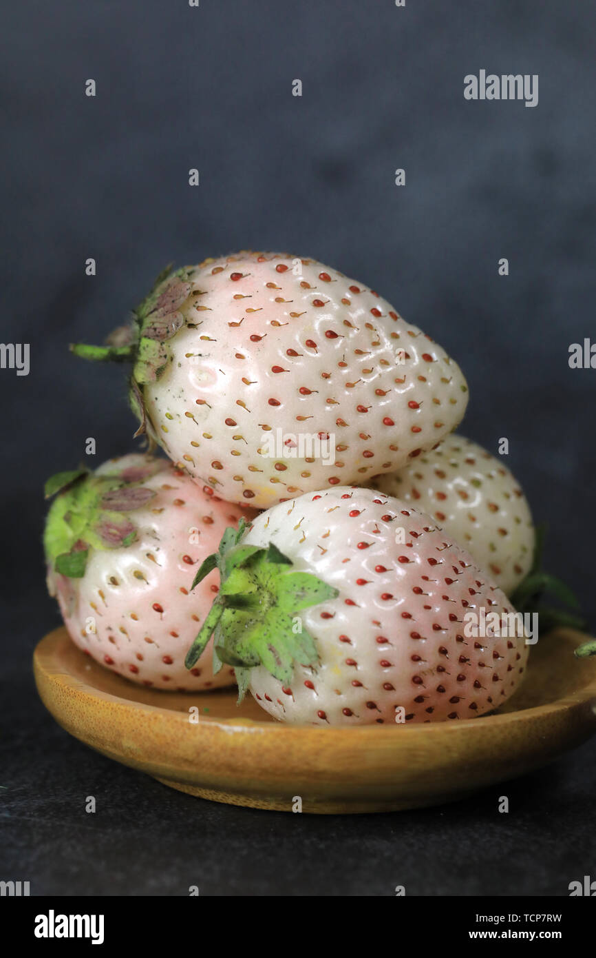 Net red strawberry, Japanese light snow strawberry, also known as white ...
