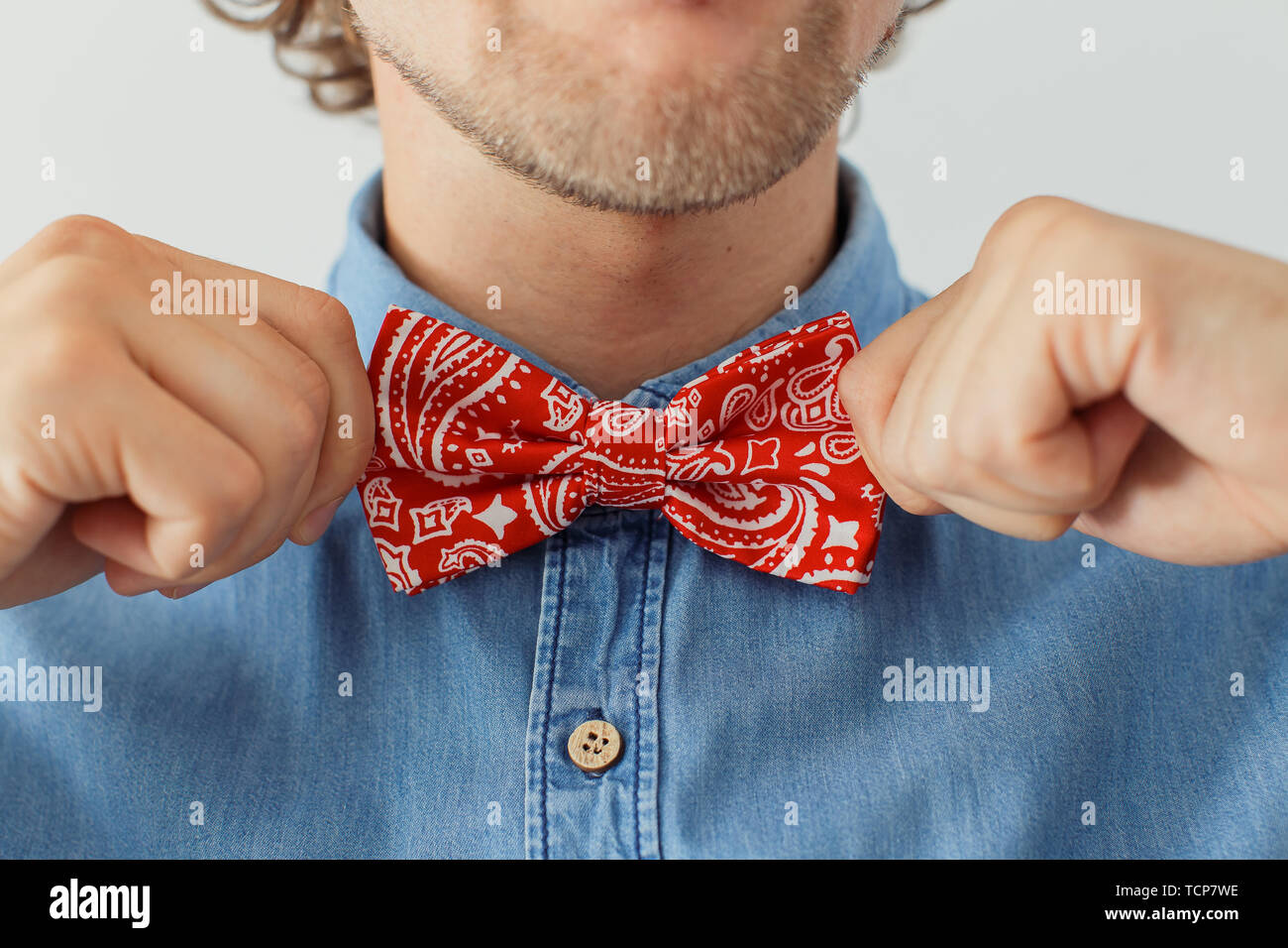 Man wearing bow tie hi-res stock photography and images - Alamy