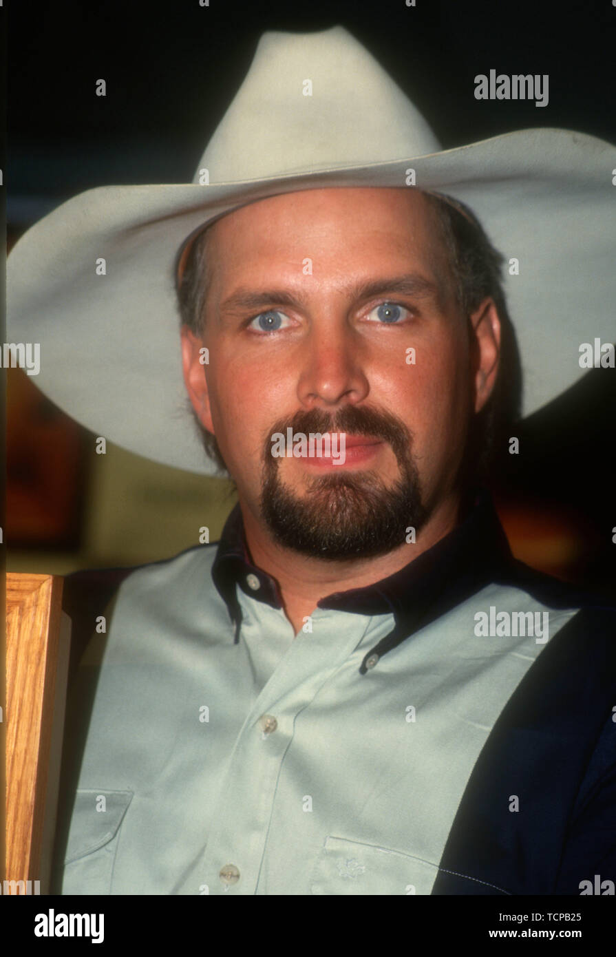 Los Angeles, California, USA 26th June 1994 Singer Garth Brooks attends ...