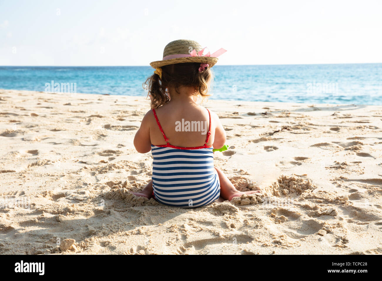 Toddler play with shadow hi-res stock photography and images - Alamy