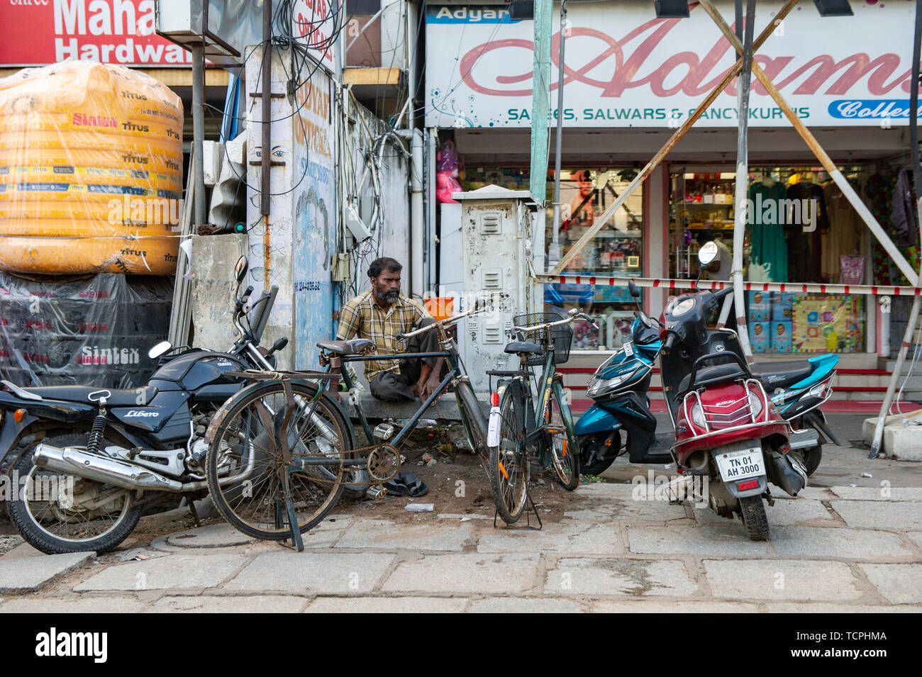 Poverty in Chennai, India, where street stalls and street sellers on ...