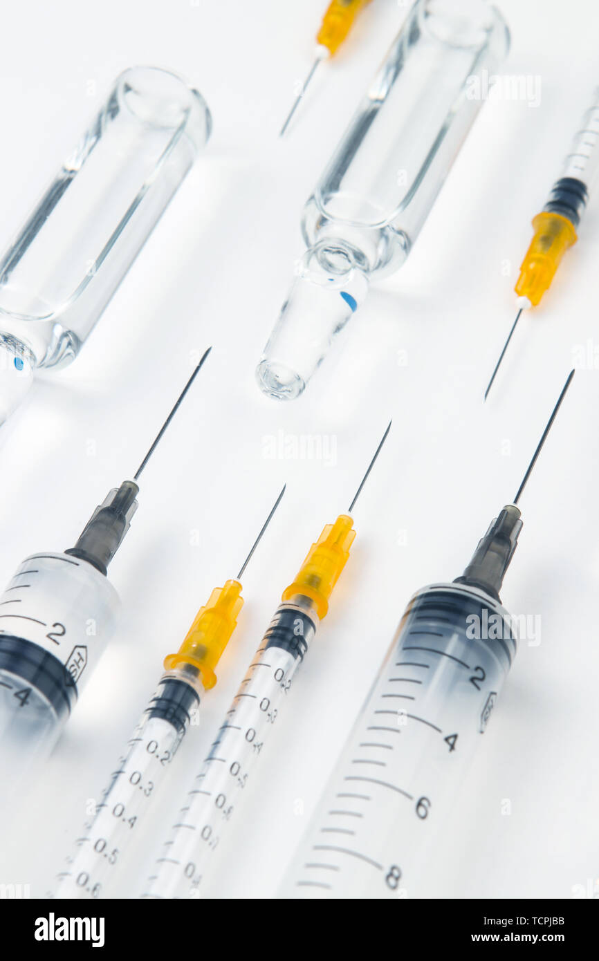 Syringes and drugs Stock Photo - Alamy