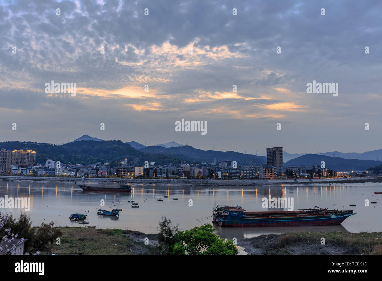 Lakes and sun reflections of the sky and sea view hi-res stock photography and images - Alamy