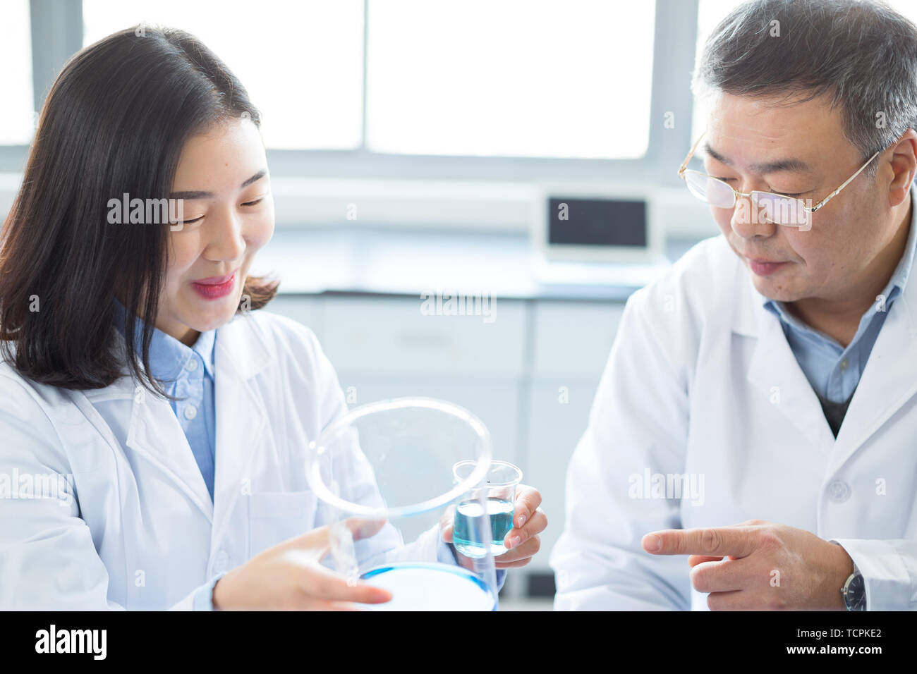 people doing chemical experiment in modern lab Stock Photo - Alamy