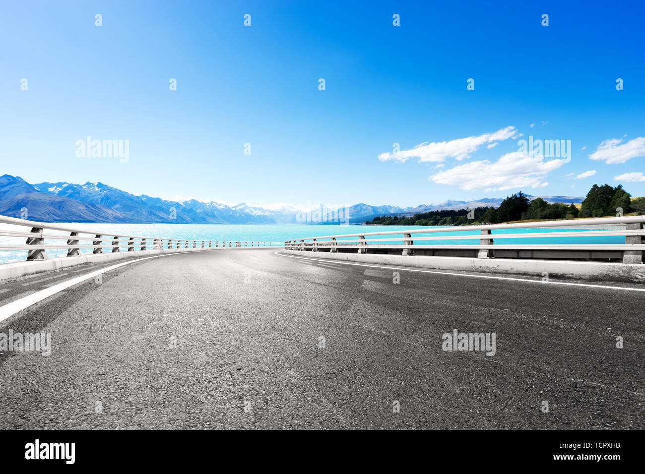 Car driving near lake hi-res stock photography and images - Alamy