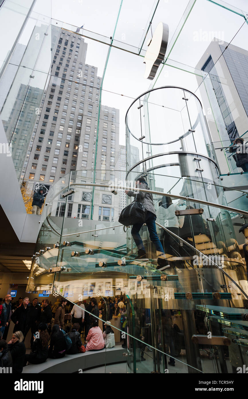 Apple phone store in New York Stock Photo - Alamy