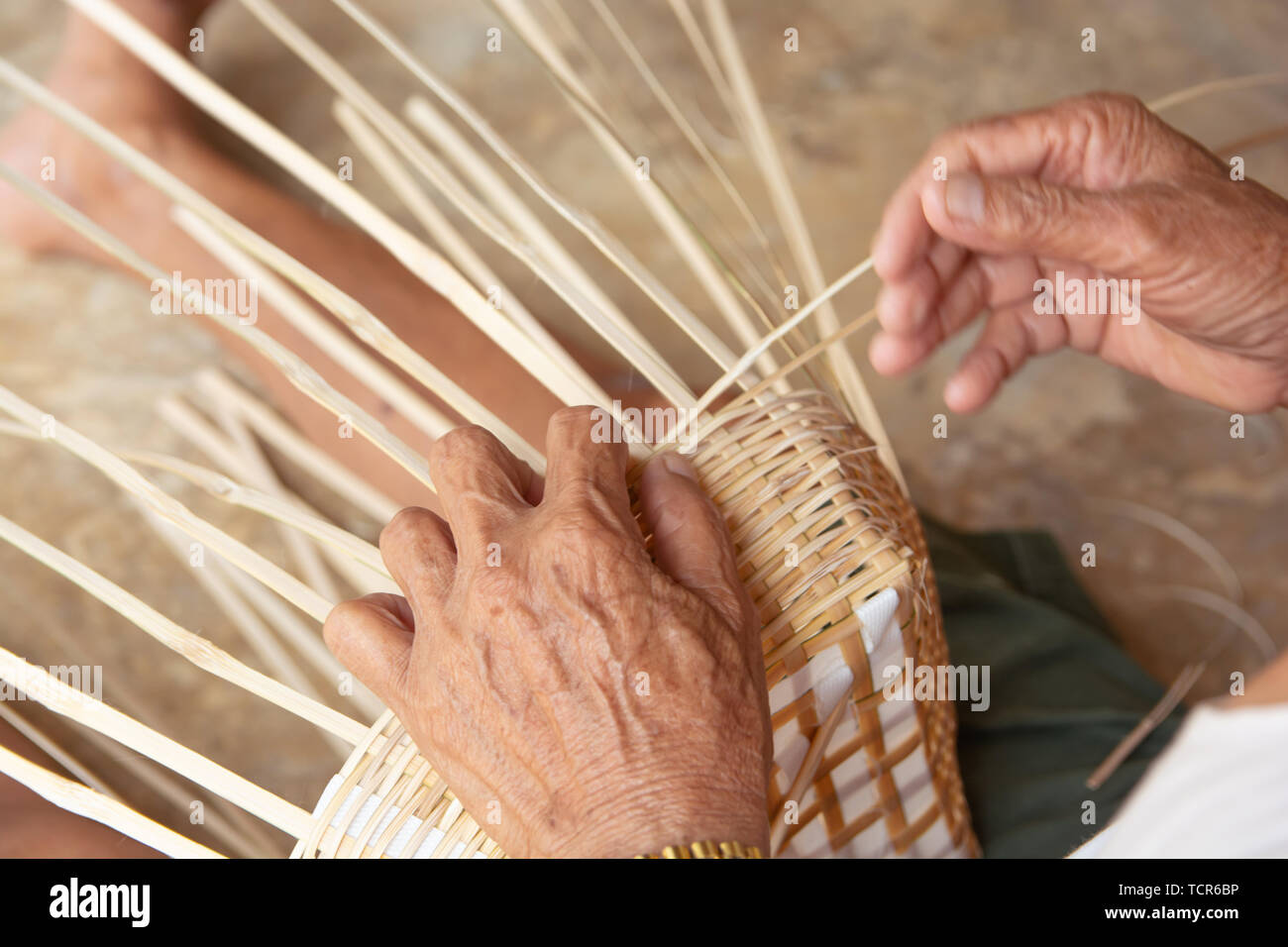 Hands basket weaving hi-res stock photography and images - Alamy