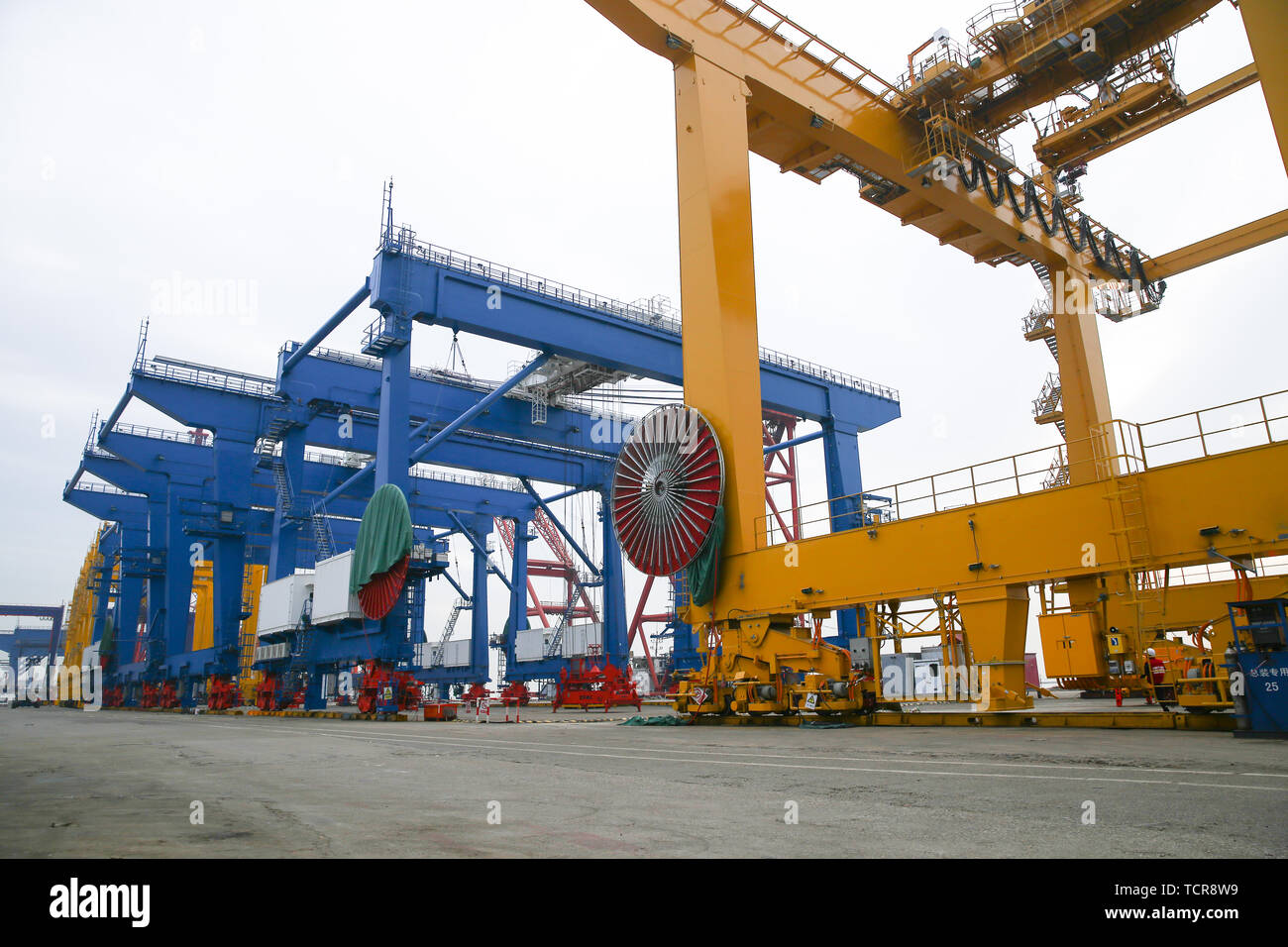 Dragon gate crane track crane Stock Photo - Alamy