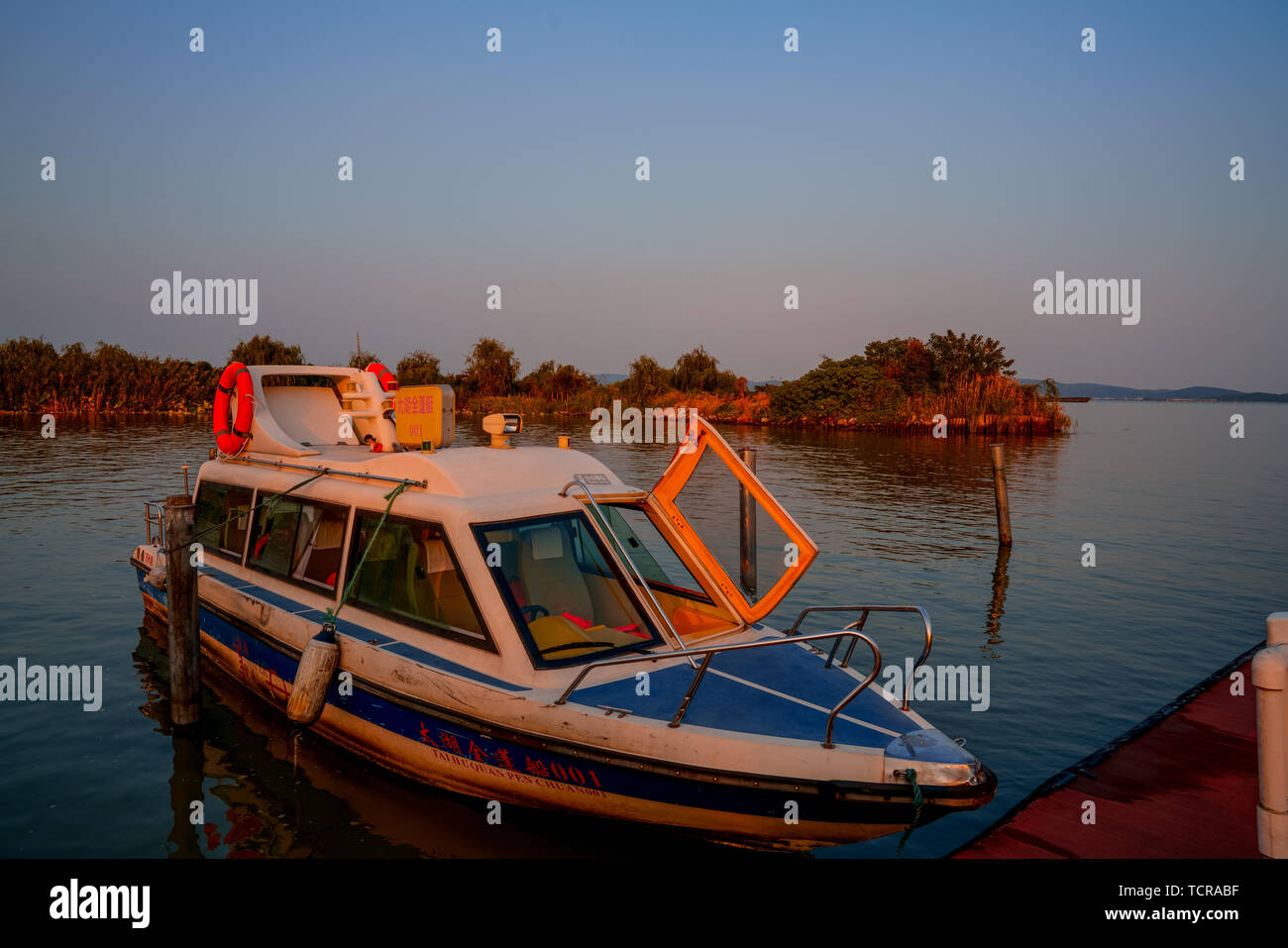 Taihu cruise ship Stock Photo - Alamy