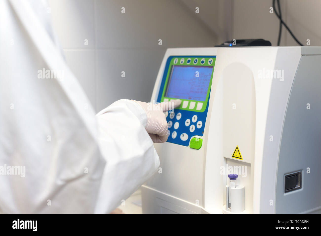 Microbiology lab computer screen hi-res stock photography and images ...