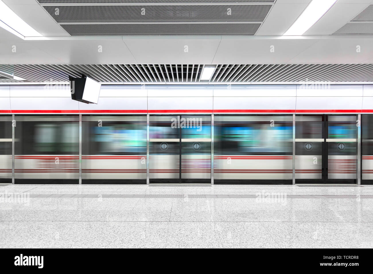 Metro station platform Stock Photo - Alamy
