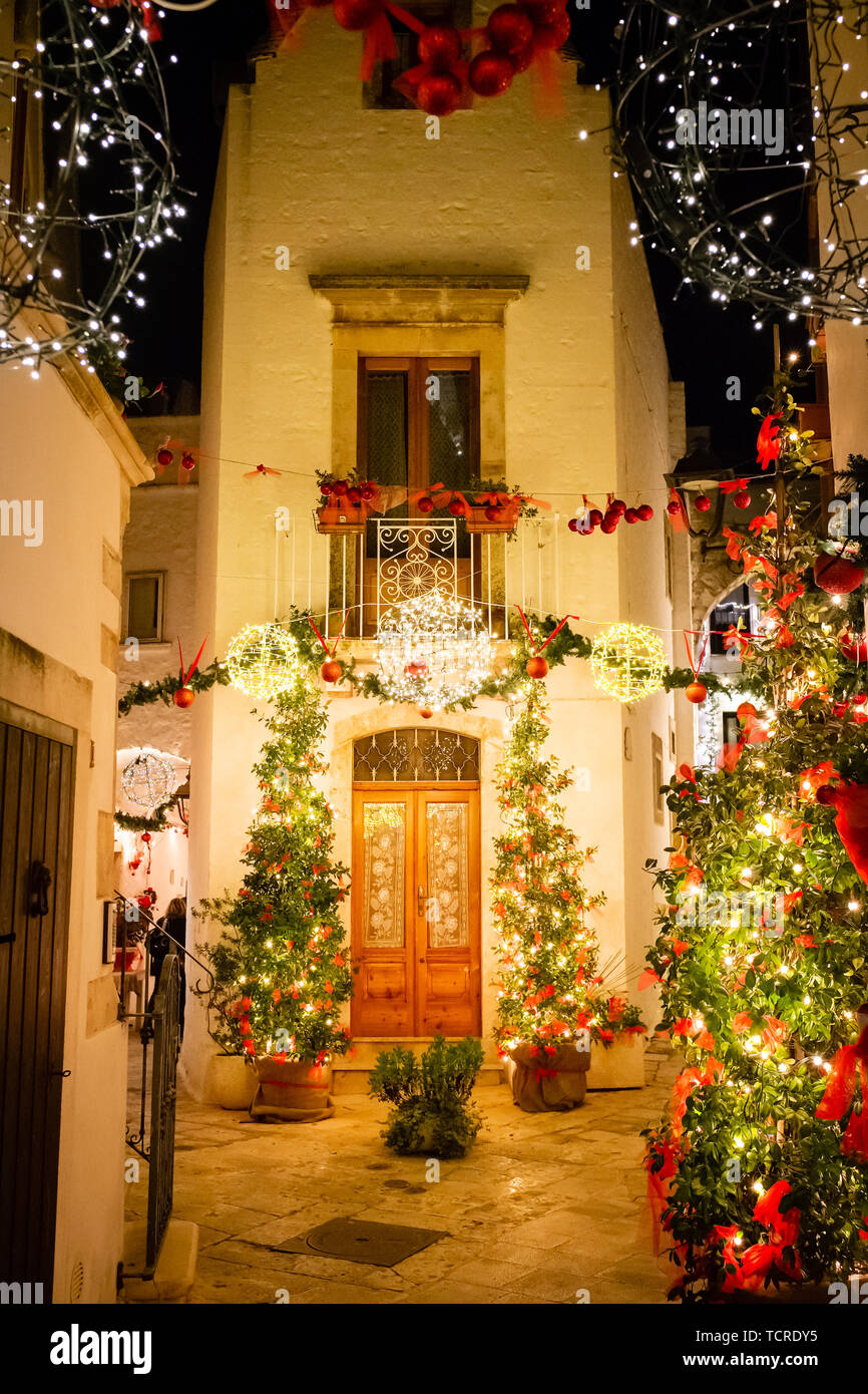 Christmas decorated alley in Locorotondo at night. Apulia region, Italy ...