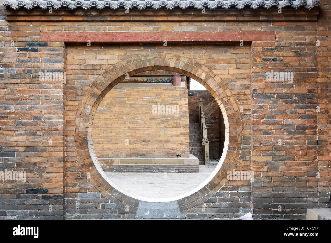 The Moon Gate in the Ciyun Temple in Pingyao Stock Photo - Alamy