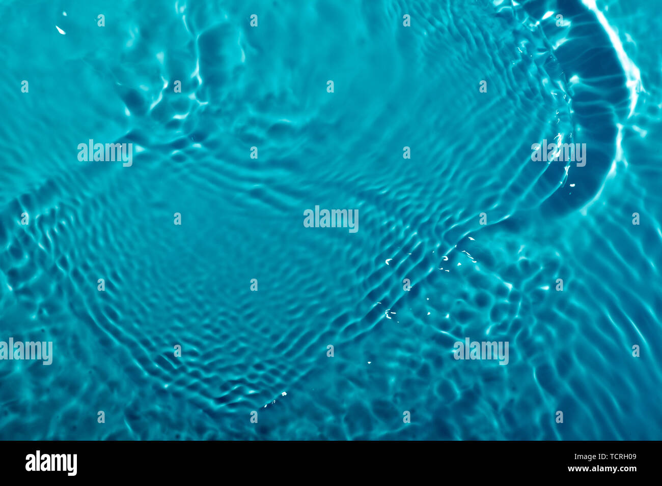 Crystal clear blue ocean splashes hi-res stock photography and images ...