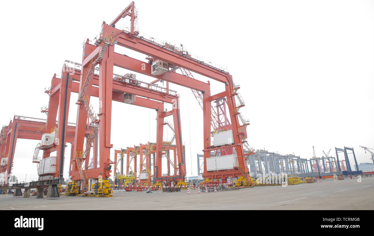 Dragon gate crane track crane Stock Photo - Alamy