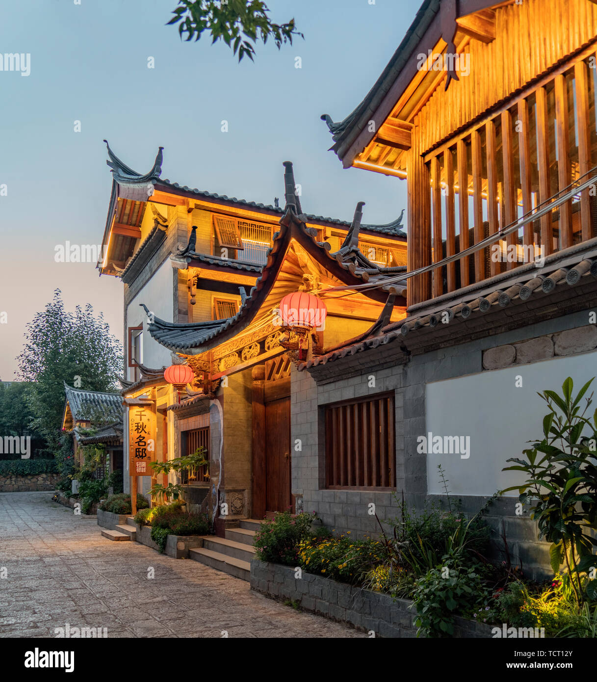 Night view of the ancient city of Lijiang Stock Photo - Alamy